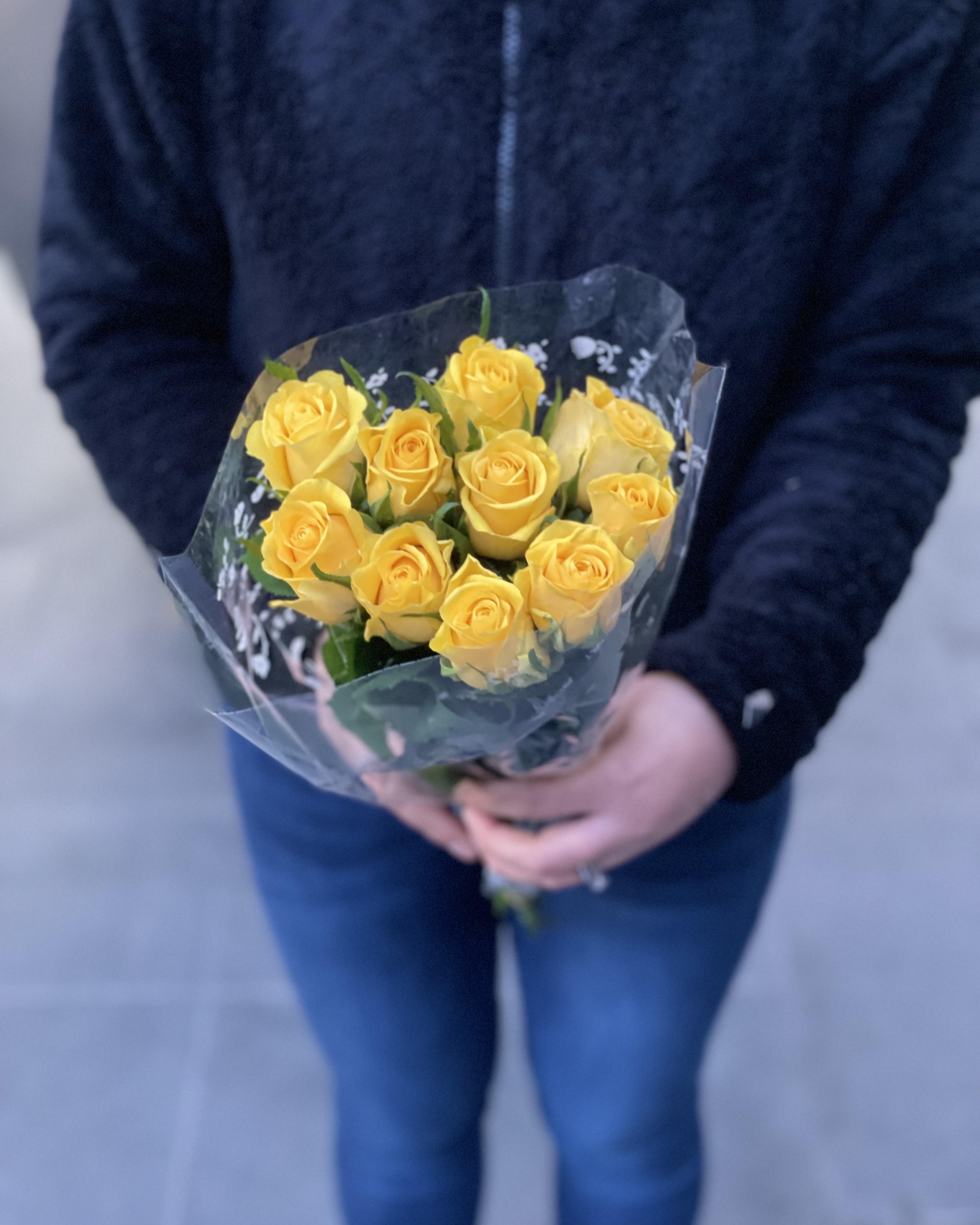 Loose Small Yellow Rose Bunch | Sarina's Florist Sydney